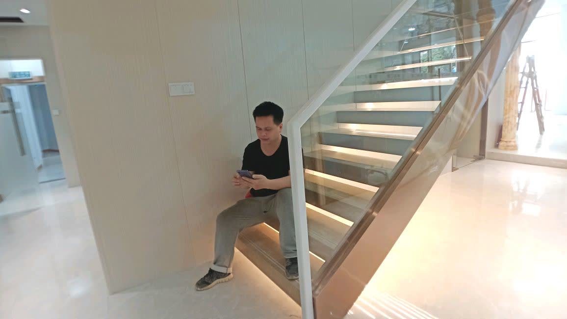 玻璃护栏,白色实木扶手加持,好看到没朋友,施工细节全分享