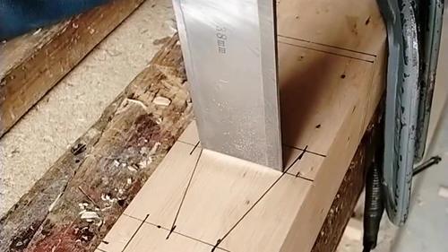 木匠在做实木门的时候,原来还要打草稿,难怪成品会做到严丝合缝!