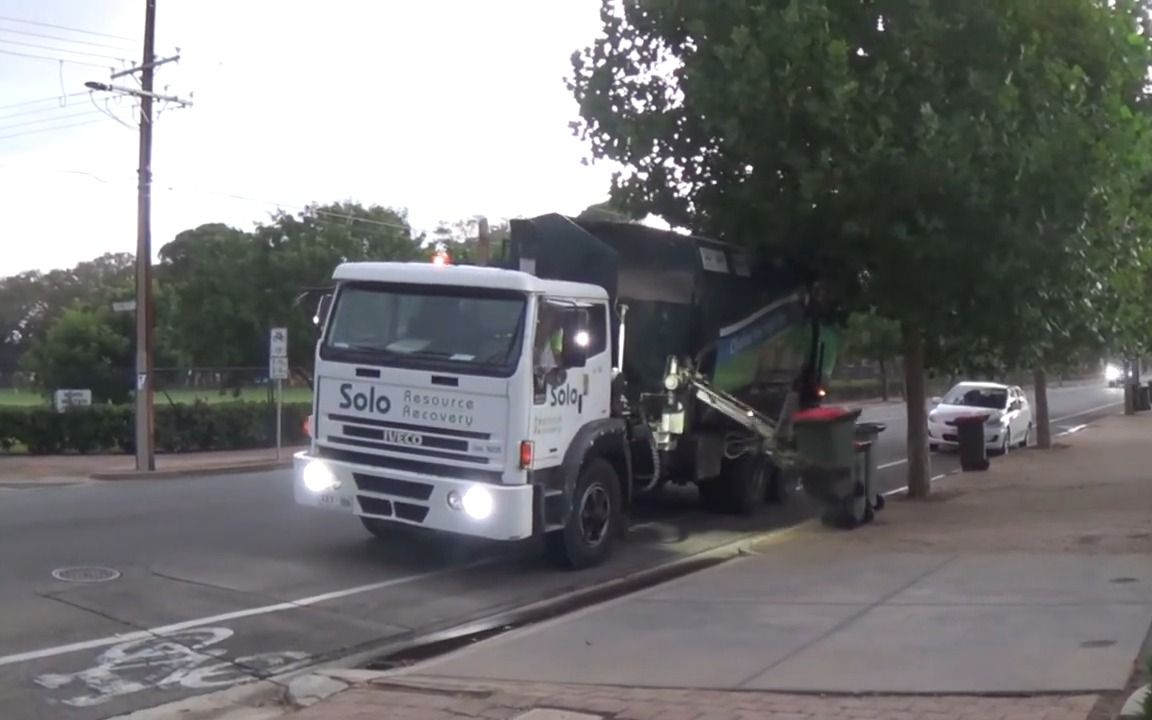 侧装式垃圾车在街头收集垃圾