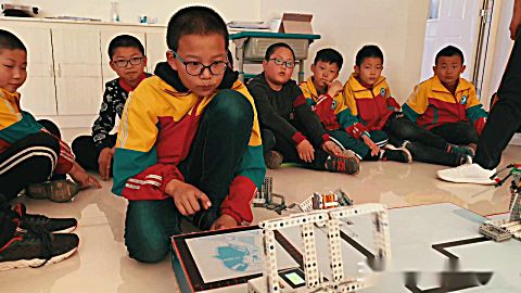 玉门市第三小学 创客制作与机器人技术校本课程
