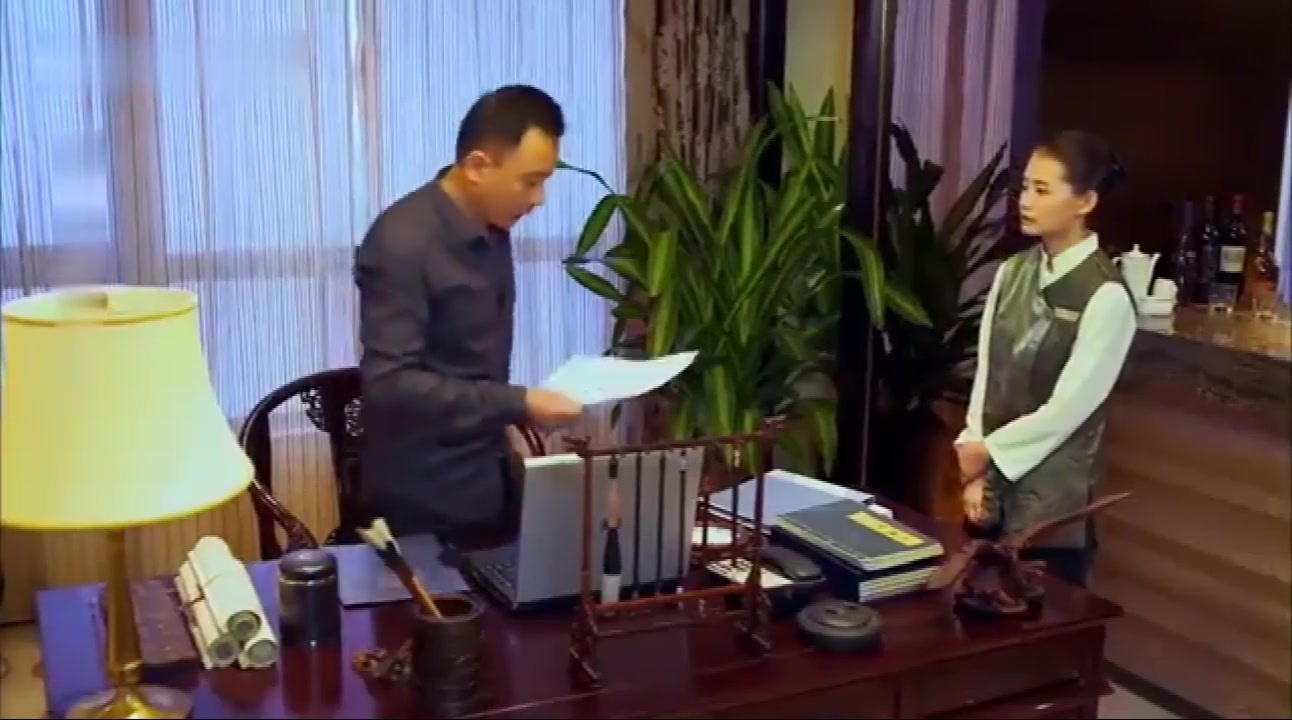 老总看不懂英文合同,没想到清洁工看一眼就全翻译出来了,不简单