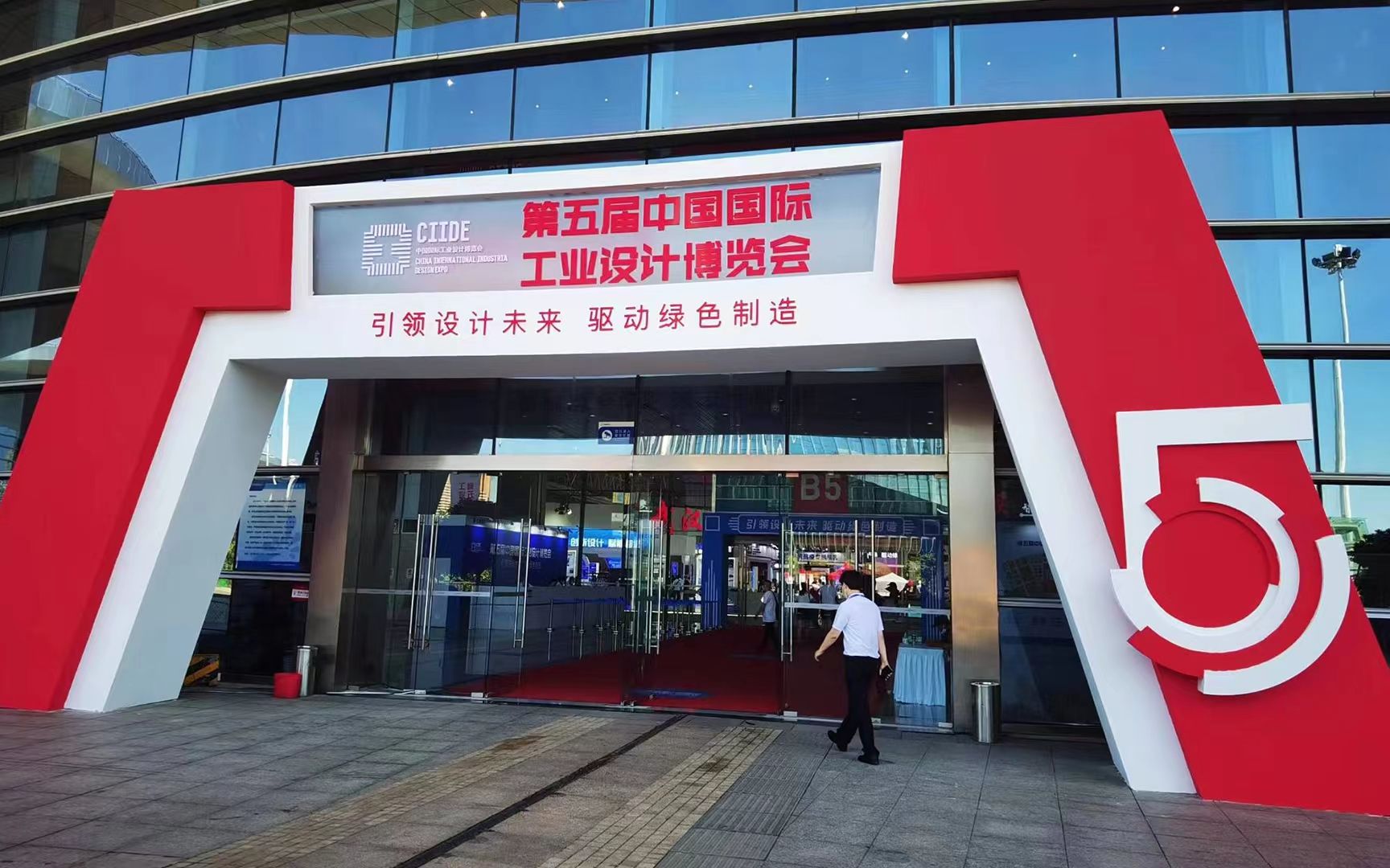 ...跟我一起来看看吧,这里既有世界首款油动直驱多旋翼无人机,又有大...
