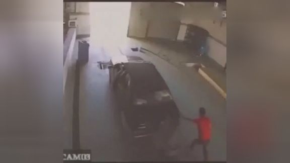 怎么推推车掉坑里啦,哈哈!