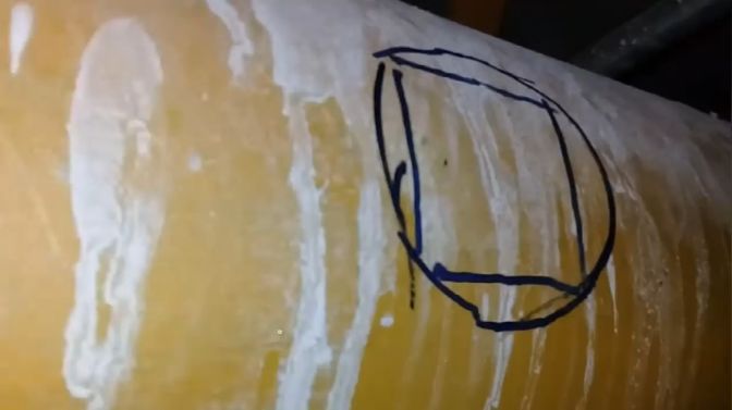 怎样在粗下水管上开孔接弯管?焊工师傅有好办法,技术杠杠的
