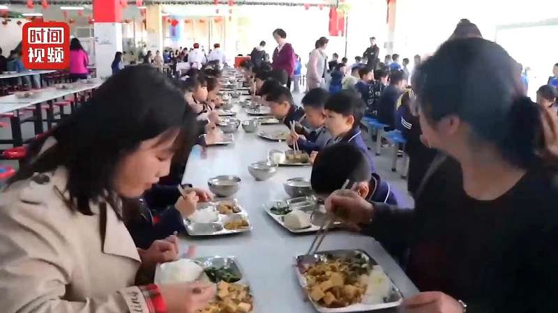 小学全体班主任陪餐领导提前试吃,建校14年早中晚陪餐从未间断!