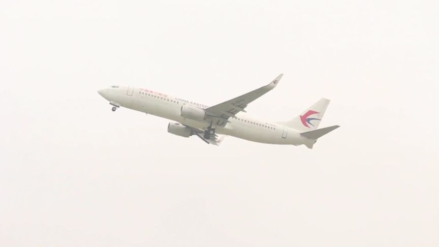 中国东方航空B737,近距离拍摄起飞,一闪而过