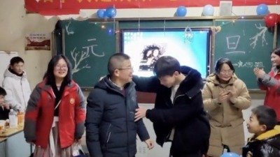 安徽寿县:看哭了!这场特殊班会,学生为老师送上特别惊喜