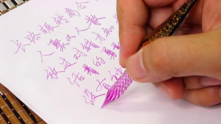 看他写硬笔书法,我大气都不敢喘,怕分神