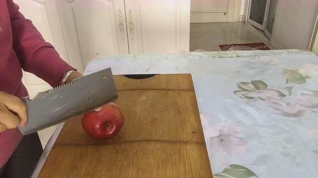 东北大妈教你一招快速削苹果皮方法！超级省时省力