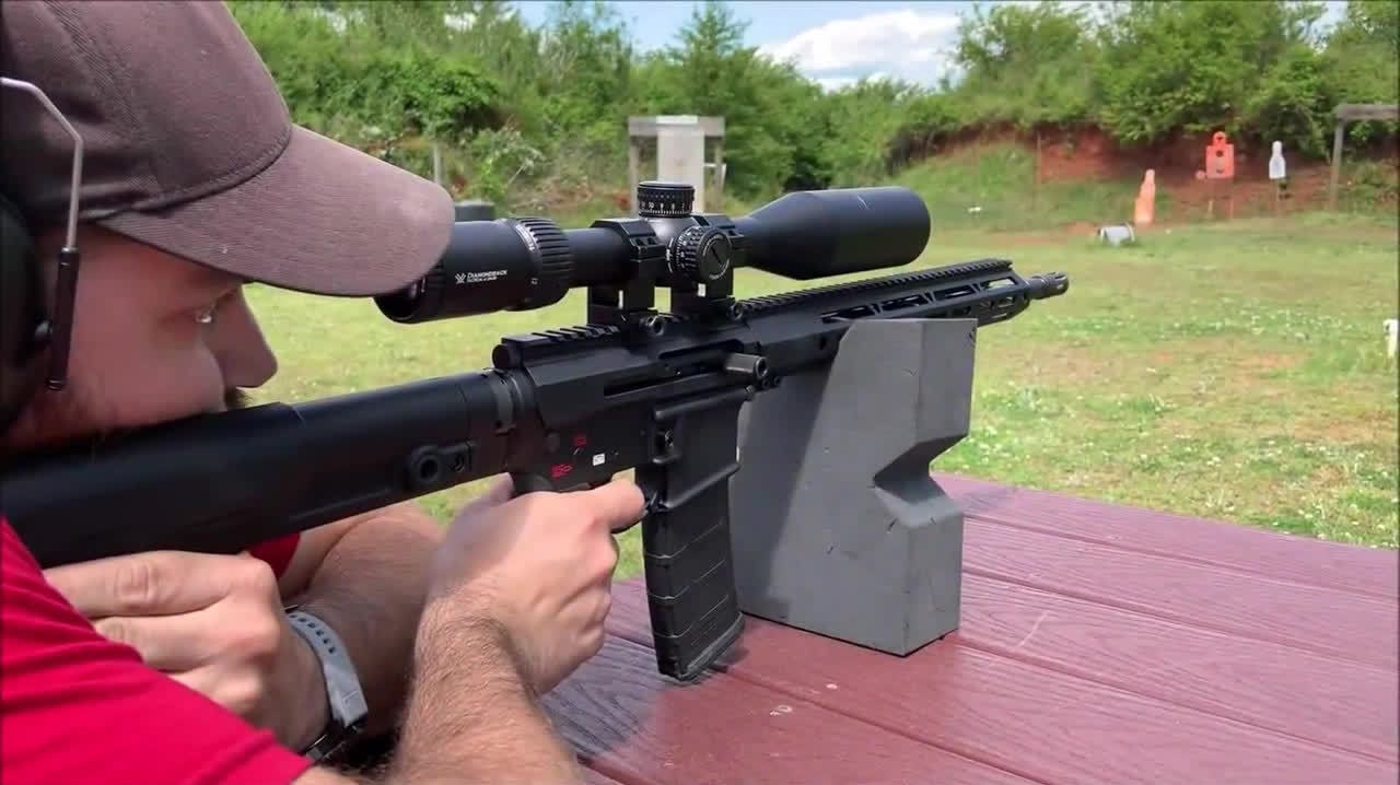 老外测试配备高清瞄准镜的突击步枪,射击枪法想不准都难!