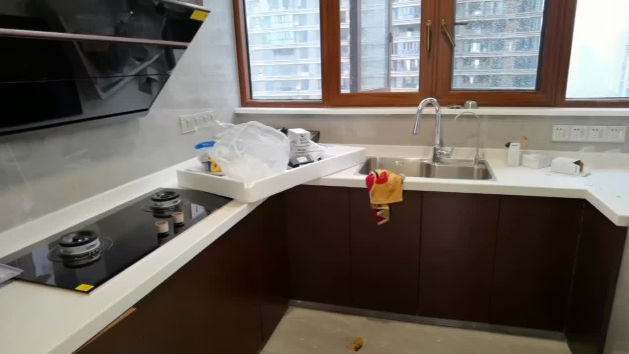 泥工用砖砌的橱柜,外表看起来差不多,但总感觉哪哪有点不对