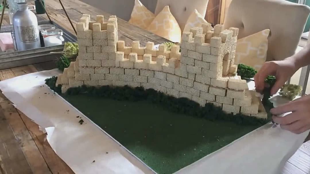 国外小伙拿手工制作的万里长城模型参加比赛,毋庸置疑第一名