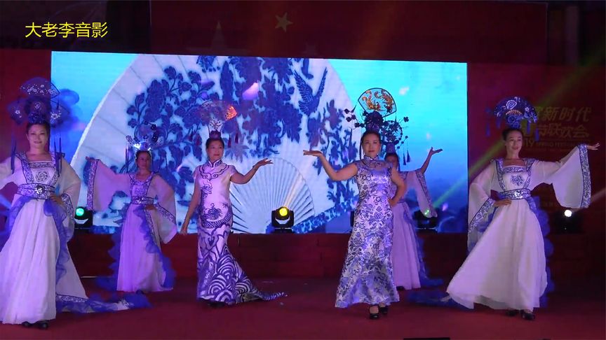 放歌新时代2019春节联欢会演出模特表演《青花瓷》