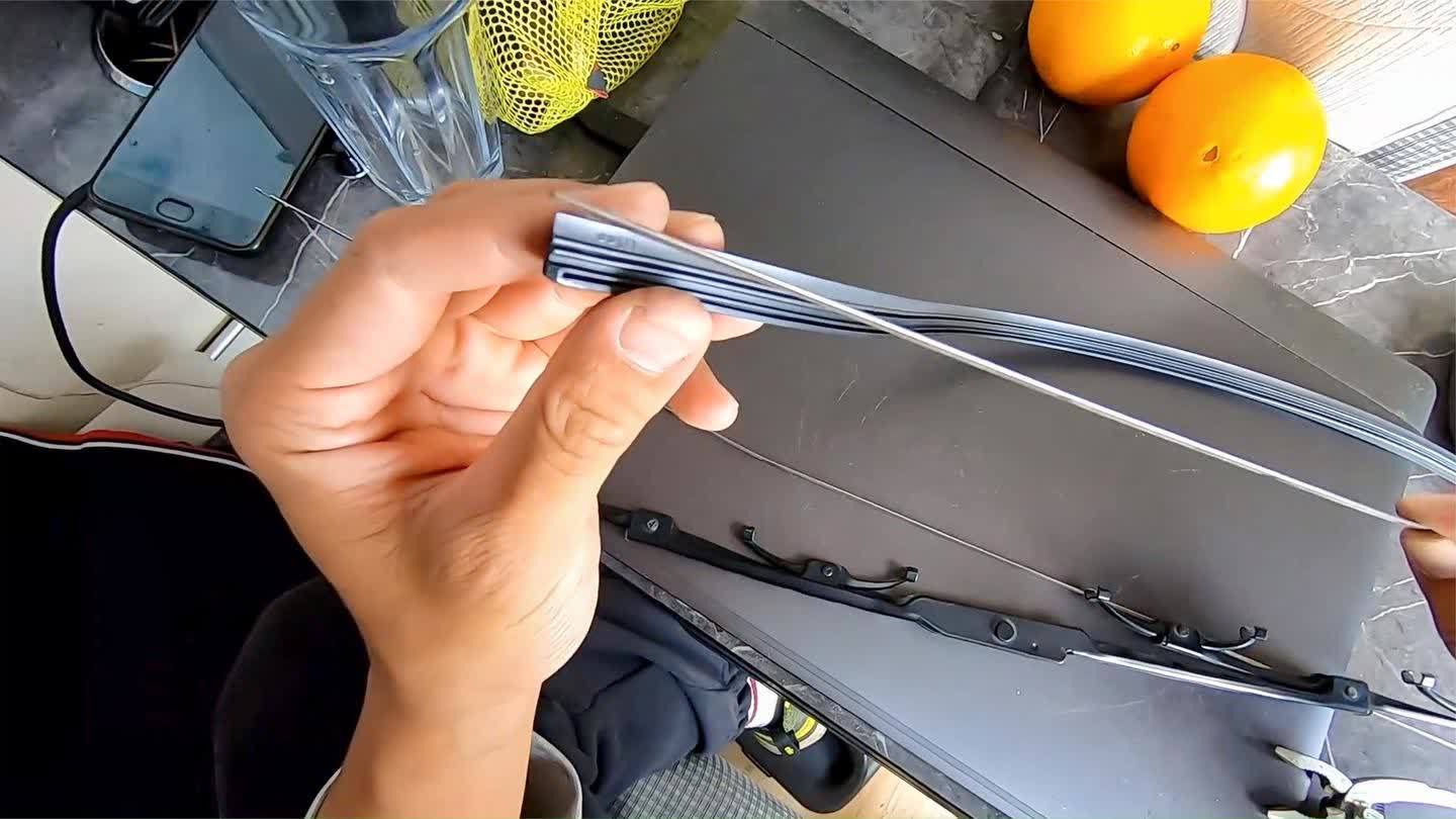 车子雨刮器坏了,去店里要500,小伙5元买胶条