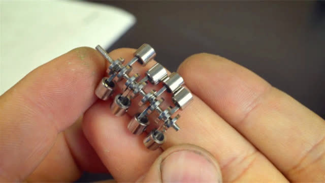 这才民间牛人,制作迷你V8引擎模型,直观演示其工作原理