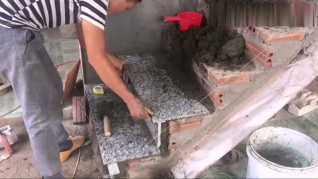 看月薪过万的泥瓦工是怎样砌楼梯踏步的,这技术一般人比不了