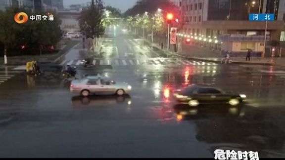 雨天行车莫心急,电动车这一举动,心急回家变成了回不了家!