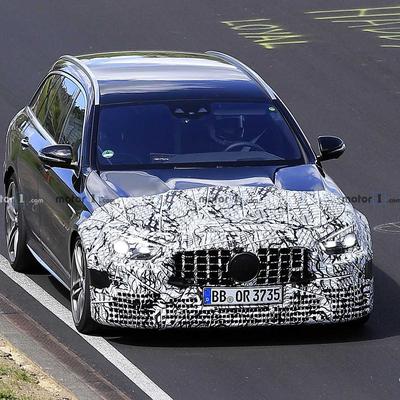 ...63旅行版的谍照。尽管前脸有着伪装,但其标志性的Panamericana中...