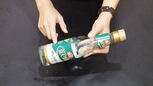 衣服上喷点白醋厉害了,处理了男人女人的大烦恼,赶紧试试