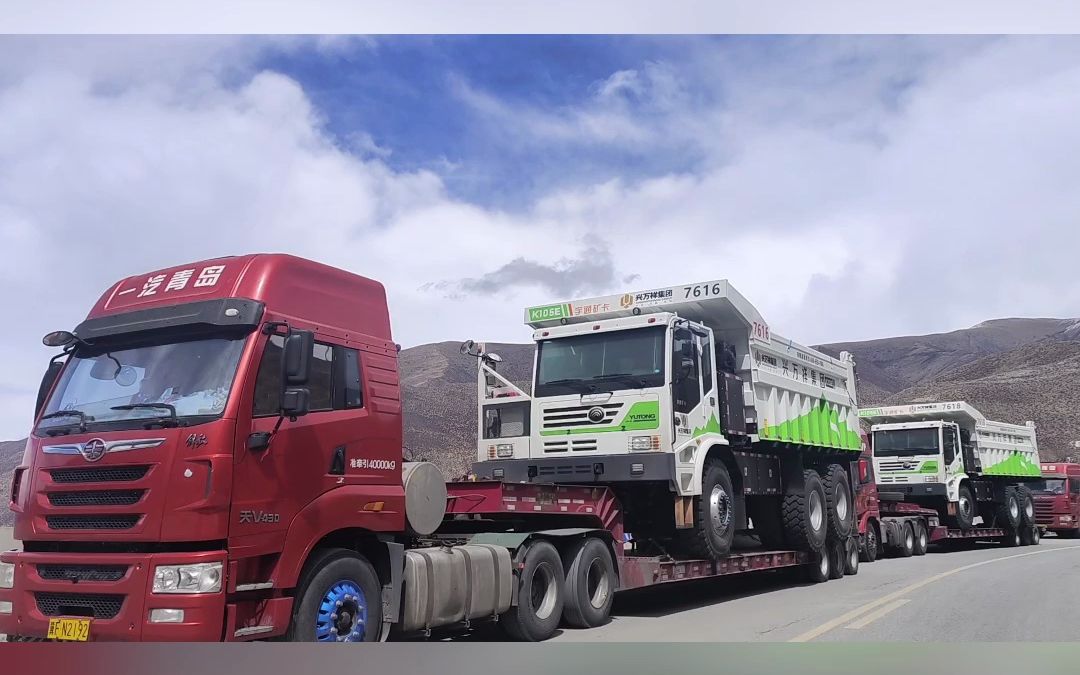 西藏旅友偶遇载着矿卡的车队,像火车一样瞬间被震撼!宇通电动矿卡高...