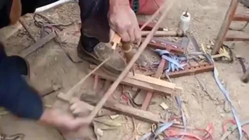 老大爷这干活的工具现在很少见,你们用过这种手钻吗?