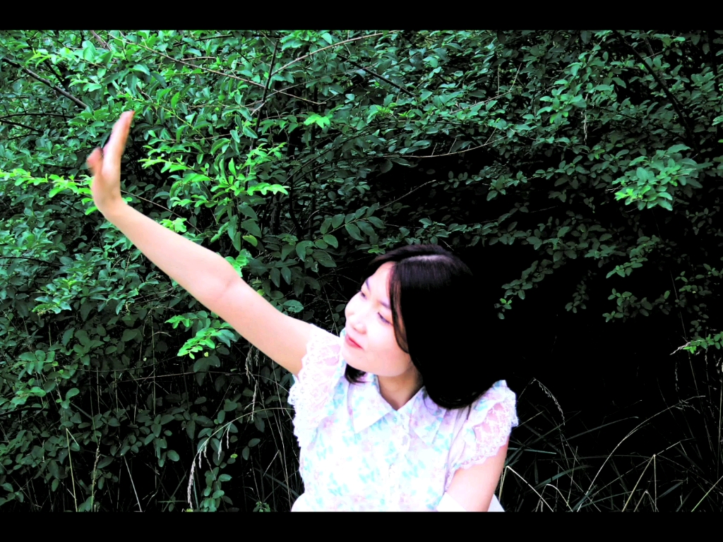 ...在我的视角里的她 后边是我在她的视角 调色用的是pixlr 相机佳能70D