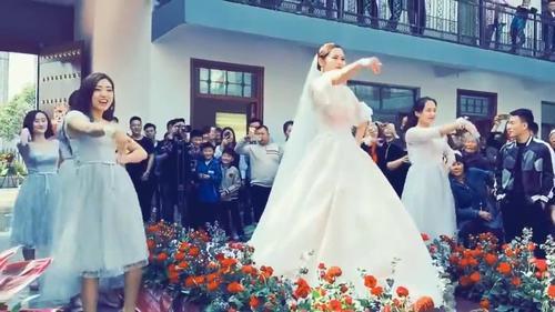 伴娘团跳海草舞蹈很抢镜啊,真漂亮