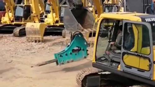 挖机把破碎锤装上车,司机的操作也是绝了,这台机械看着给力!