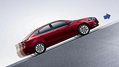 开自动挡上坡用挂D挡踩油门吗?很多新手都做错,变速箱可能会报废