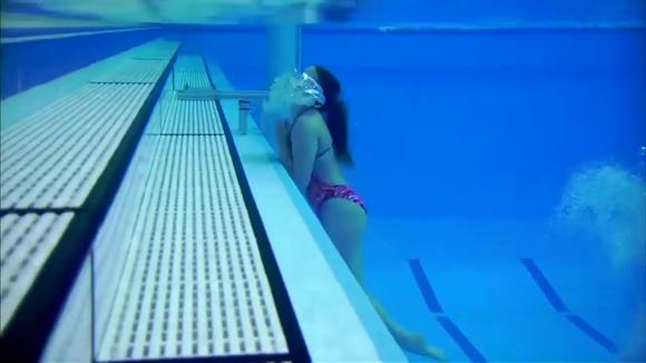 水底角度拍摄 跳水运动员入水后的动作姿势 场面挺震撼的