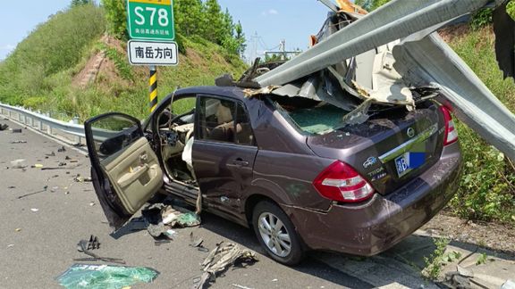 惊险!高速路上小车司机打了个盹,下一秒车子撞上护栏车顶被掀开