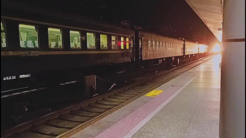 K1352乌鲁木齐～连云港驶入兰州站,由1D102牵引#火车 #火车迷