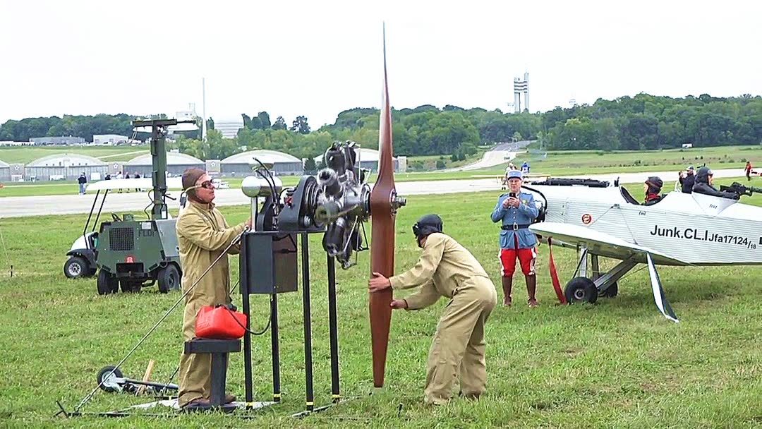 一战时期很流行的转缸发动机,手摇螺旋桨启动,没足够力气可不行