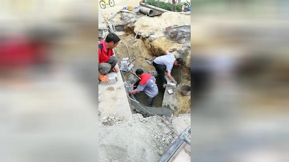 泥水工老师傅砌筑管道检查井