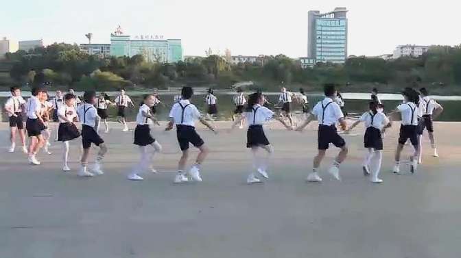 校园集体舞童心舞动,超级好看的适合校园的舞蹈,一起跳起来吧