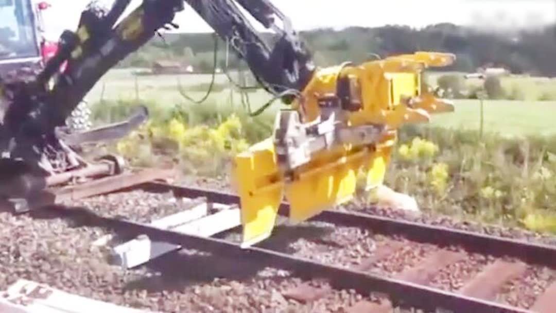 实拍铁路更换轨枕,半小时可换好200根