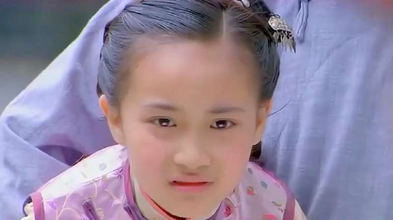 男子为挣钱,竟让三个小孩上街乞讨,不料小姑娘大有来头!