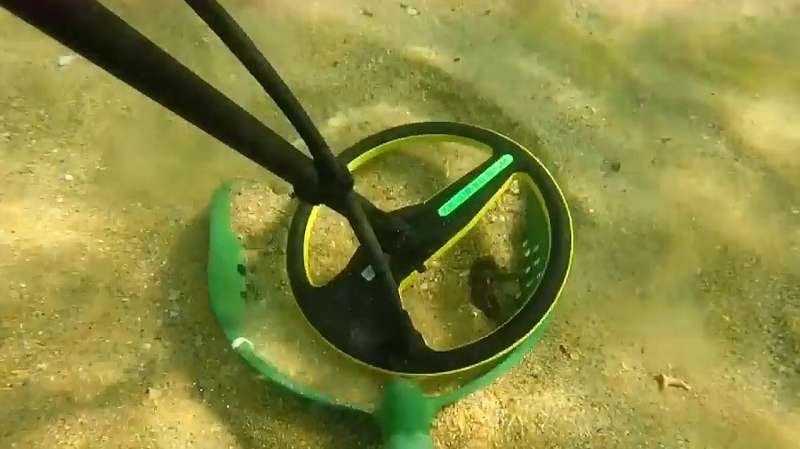 金属探测仪也能在水里使用,真是有趣