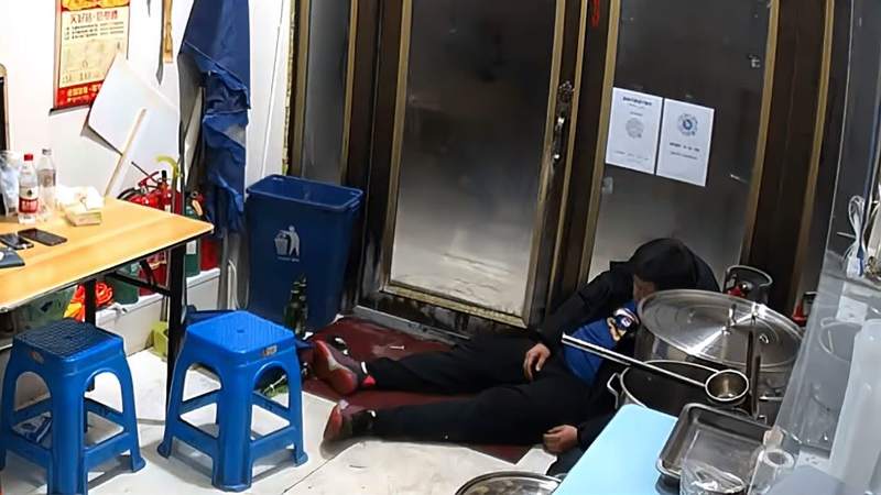 男子一氧化碳中毒,用最后的意识打电话自救,监控拍下其中毒症状