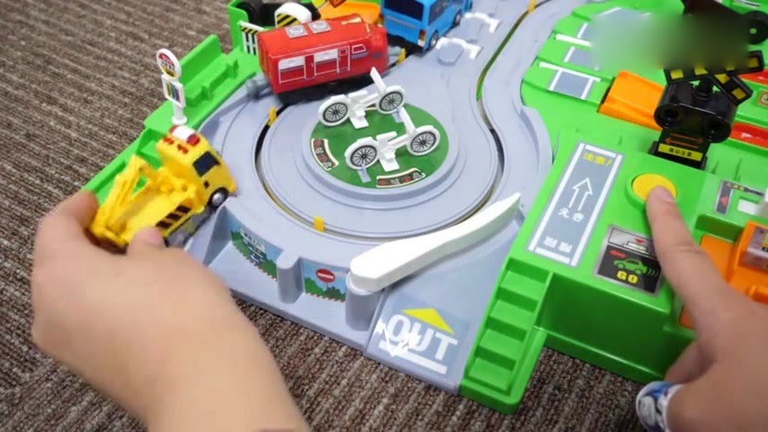 托马斯小火车和玩具小汽车上电动轨道