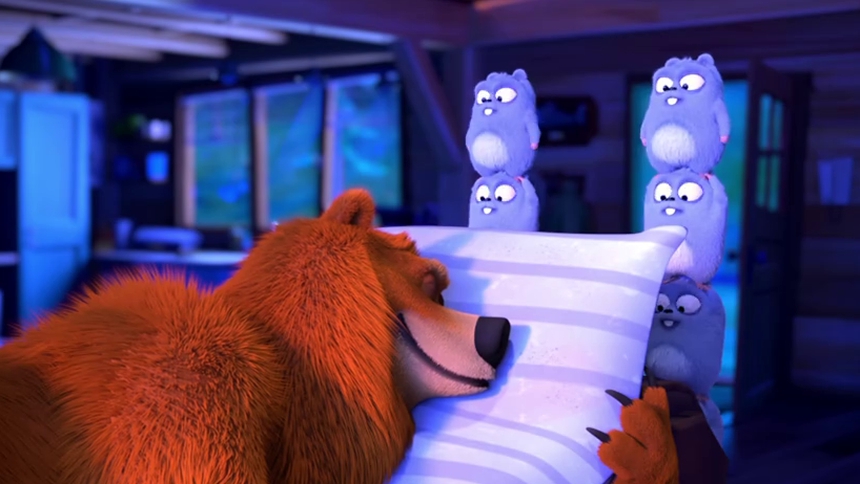 靠在枕头上的熊