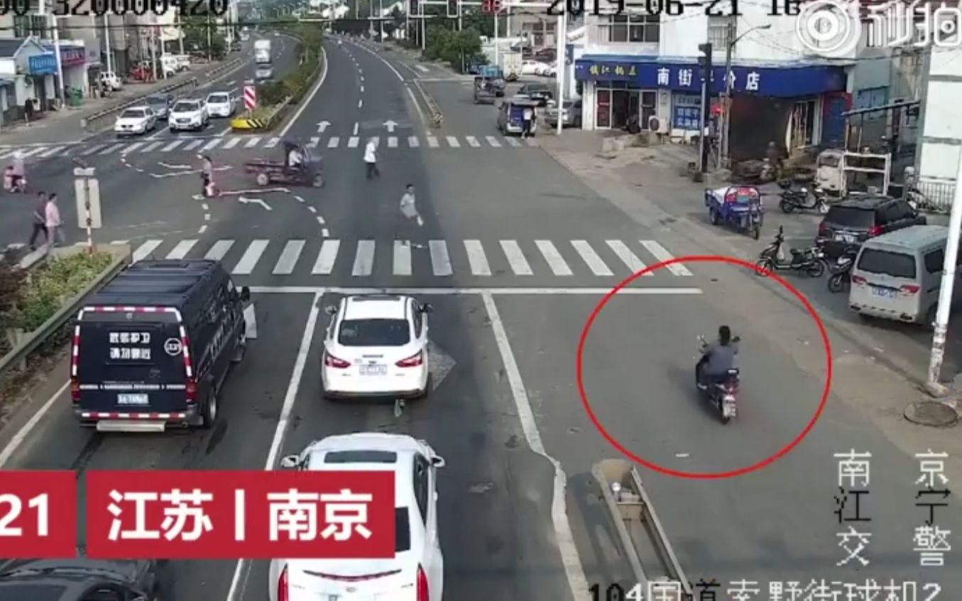 电动车闯红灯被撞受伤 交警:你自己负全责!