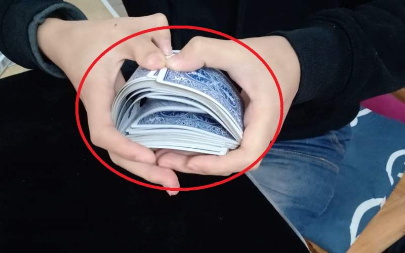 3个最实用的扑克洗牌手法教学，魔术师入门必学的基础！印度洗牌