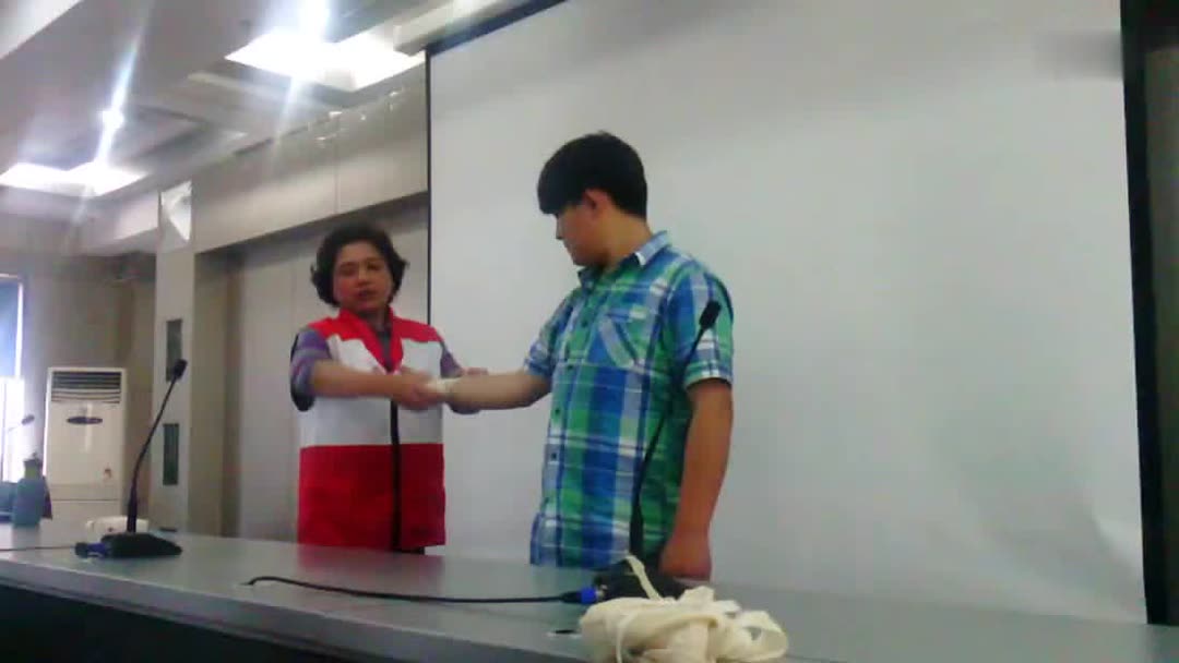 青岛红十字会急救培训--绷带前臂包扎绑法