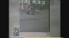 湖南长沙:校车被撞侧翻 众人齐心施救