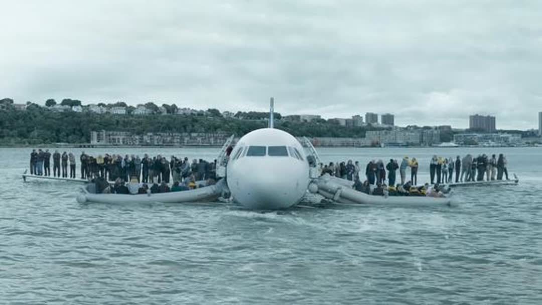 《萨利机长》:飞机引擎出现故障,在河面上迫降,155人全部生还