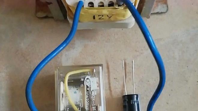 不用三极管也能制作升压逆变器,用12伏电瓶点亮220伏节能灯!