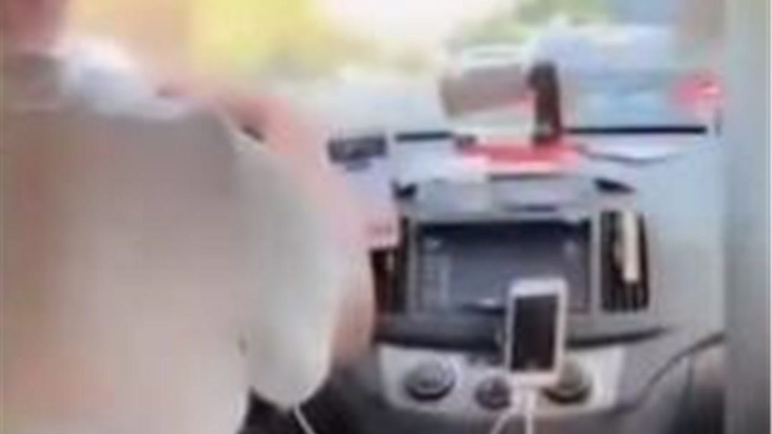 小伙质疑计价器有问题 才刚起步就90多了 司机:这是收音机!