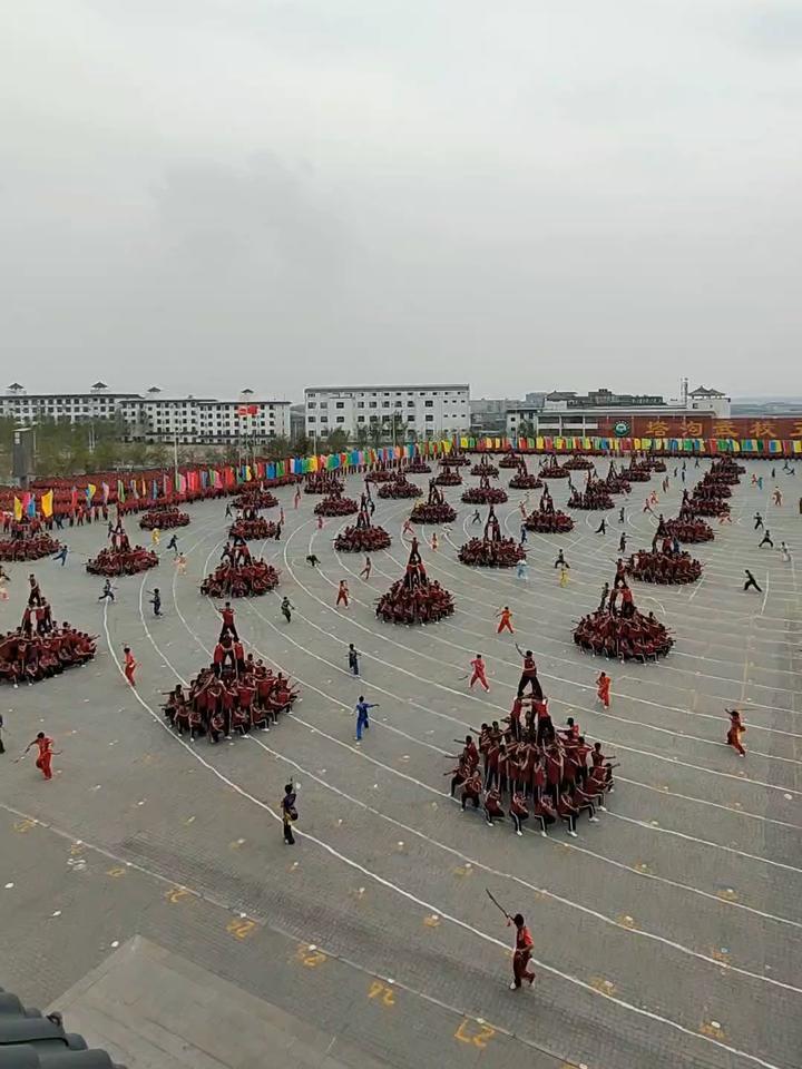 #我在塔沟武校学武术 少林塔沟武校万人演武《壮志豪情》#少年强则...