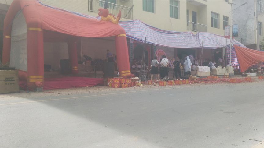 湖南张家界农村小镇白事风俗,乐队、唢呐、锣鼓齐上阵